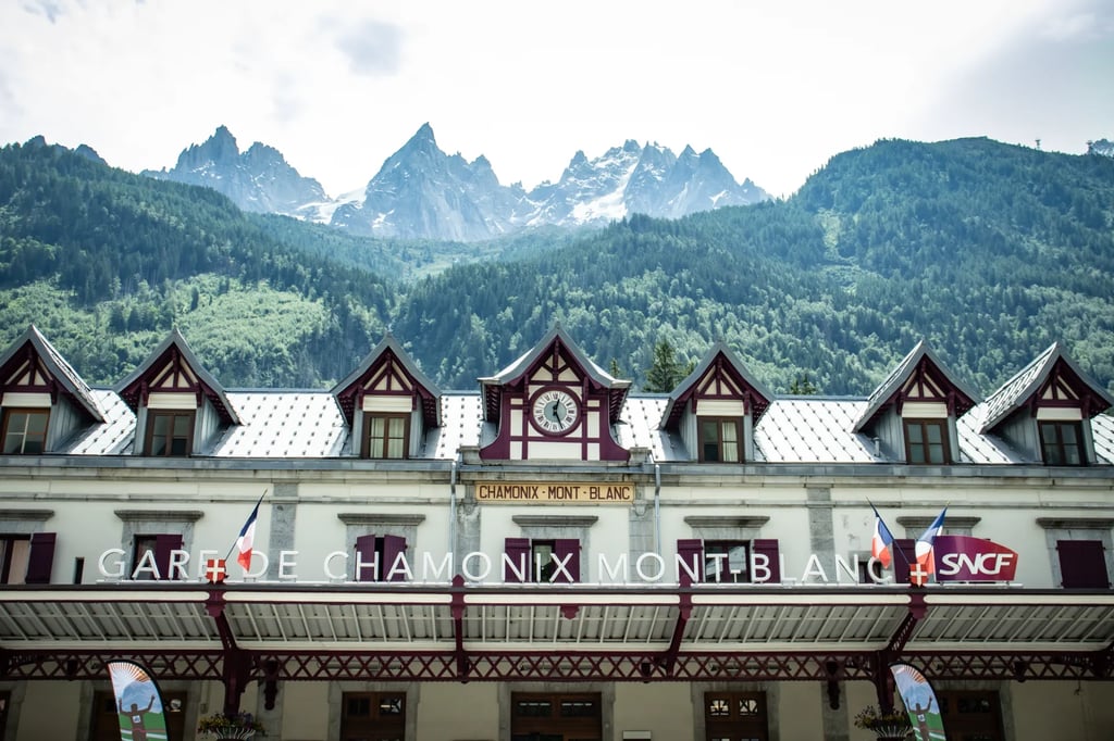 Mont-Blanc Express : le train panoramique pour Chamonix au cœur des ...